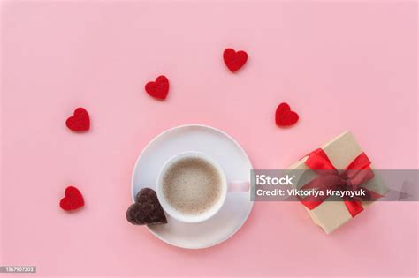 발렌타인 데이 컨셉 핑크 배경에 커피 컵 선물 상자와 빨간 마음 상단 보기 플랫 레이 0명에 대한 스톡 사진 및 기타 이미지 Istock