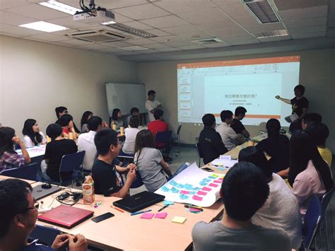 今天我們讓補班日的午後用輕鬆一點的方式度過，科管處的郝副處長及邱課長為 逢甲大學gis中心｜gis Fcu粉絲團