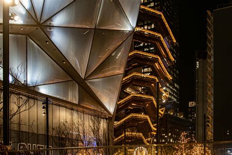 거리 건물 외관 건물 외장 건축 건축 사진 건축 세부 건축 조명 고층 건물 공공 예술 기하학적 설계 뉴욕 뉴욕 스카이 라인 도시 거리 도시 경관