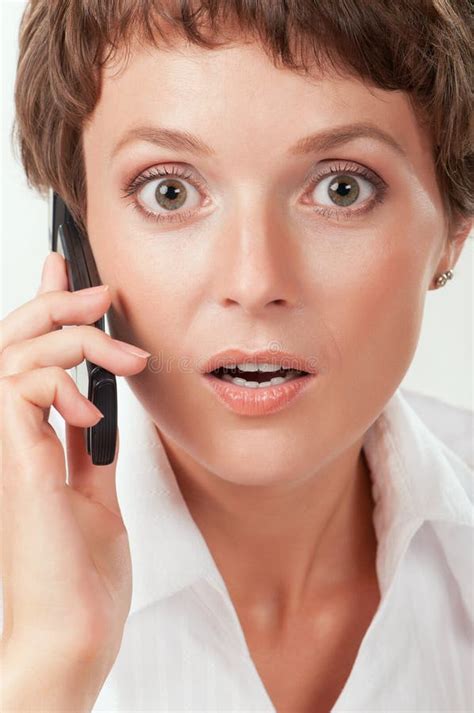 Mujer con el móvil imagen de archivo Imagen de chisme 16846399