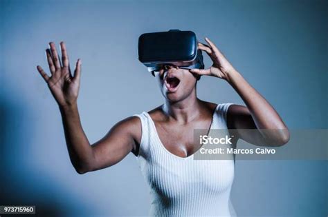 젊은 매력적인 호기심 검은 아프리카 미국 여성 Vr 3d 비전을 입고 고글 즐기는 놀라운 경험 재생 하 고 격리 된 배경에 가상 현실 비디오 게임에 있는 재미 3차원 형태에