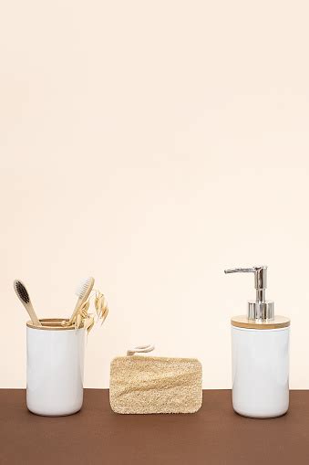 비누 디스펜서와 대나무 칫솔 제로 폐기물 욕실 개념 환경 친화적 인 일일 바디 케어 제품 0에 대한 스톡 사진 및 기타 이미지 Istock