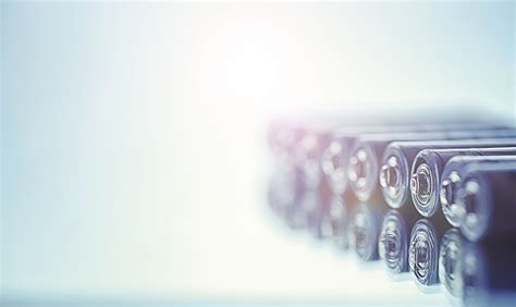 다양한 크기의 배터리 환경을 돌보는 것 중고 배터리의 폐기 폐기물이 없습니다 배터리 전원에 대한 스톡 사진 및 기타 이미지