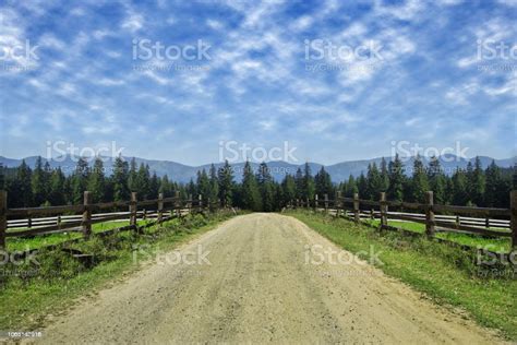 아름 다운 여름 화창한 날에 녹색 잔디 필드와 농장에서 구름과 푸른 하늘에도 여행 청결 한 목가적인 태양 프리 0명에 대한 스톡