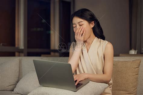 沙发上看着电脑疲惫犯困的女人高清图片下载 正版图片507714479 摄图网 沙发上看着电脑疲惫犯困的女人高清图片下载 正版图片507714479 摄图网
