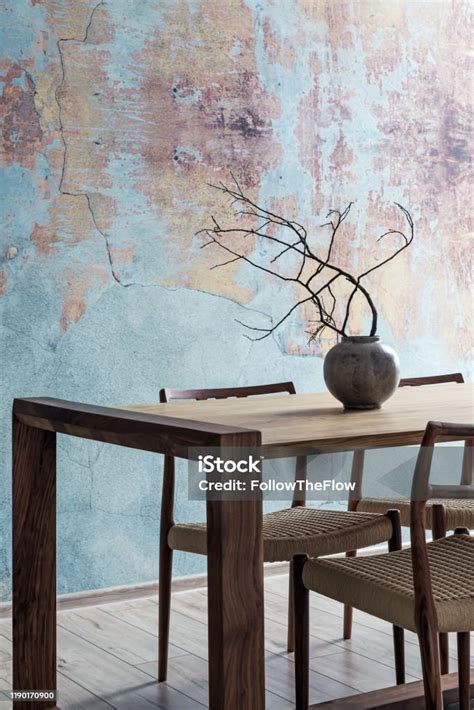 나무 공유 테이블 의자 꽃병과 우아한 액세서리로 로프트 아파트의 식당의 세련된 인테리어 디자인 현대적인 홈 장식 밝고 햇볕이 잘 드는 산업 공간 템플릿 0명에 대한 스톡
