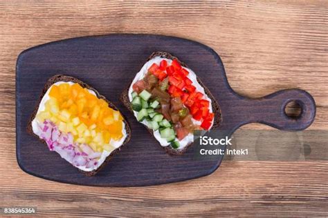 다채로운 야채 샌드위치 가까이 신선한 고추 토마토 오이 양파 검은 빵에 치즈 상위 뷰 노랑에 대한 스톡 사진 및 기타 이미지 Istock