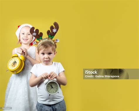 손에 두 개의 알람 시계와 크리스마스 산타 모자에 사랑스러운 백인 아이들 12월에 대한 스톡 사진 및 기타 이미지 12월 2 3 살 4 5세 Istock