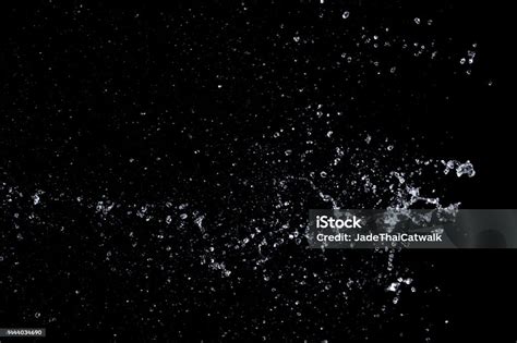 물방울이 공중에서 펄럭이는 물방울 공격과 스톱 모션 프리즈 샷에 튀는 형태를 형성합니다 텍스처 그래픽 리소스 요소에 대한 Splash Water 격리된 검은색 배경 물에