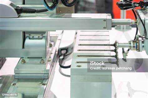 실린더 헤드 엔진 또는 자동차 산업에서 제조 공정의 부품 제품 조립 식 흡입 밸브 동안 진공 빨판 흡입에 의한 첨단 기술 정확도 자동 따기 공기 오염에 대한 스톡 사진 및