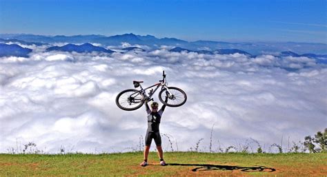 무료 이미지 자연 목초지 바퀴 대초원 바람 산맥 차량 스포츠 장비 산악 자전거 사이클링 운동가 다운 구름 무임 승차 2 륜차 사이클 스포츠