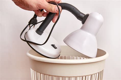 오래된 램프는 쓰레기통에 버려집니다 폐기물 처리 및 재활용 개념에 대한 스톡 사진 및 기타 이미지 개념 개념 기호 경제 Istock