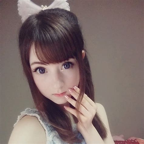 Cô gái xinh đẹp như búp bê gây sốt cộng đồng mạng