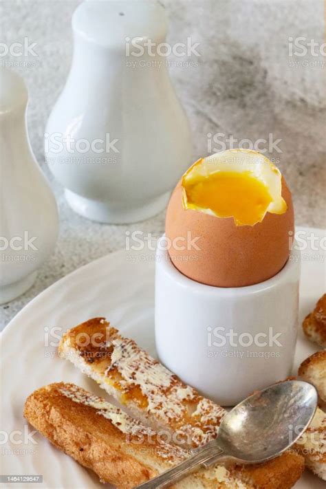 군인 콧물 노른자 버터를 곁들인 흰 빵 토스트 조각 흰 달걀 컵 금속 티스푼 소금 통 대리석 효과 배경 전경에 초점 삶은 계란에 대한 스톡 사진 및 기타 이미지 Istock