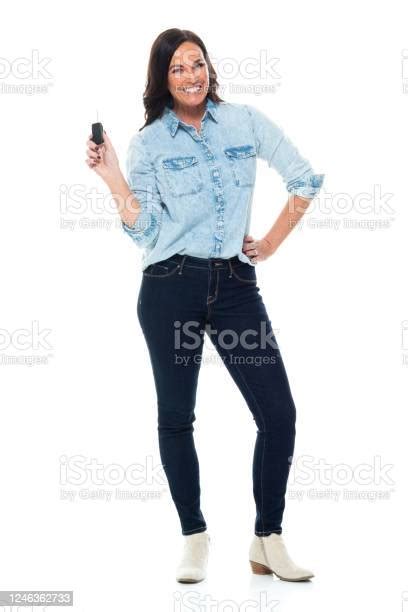 백인 젊은 여성 자동차 판매사원 앞에 서 흰색 배경 착용 버튼 다운 셔츠와 들고 키 서 있기에 대한 스톡 사진 및 기타 이미지 서 있기 여자 열쇠 Istock