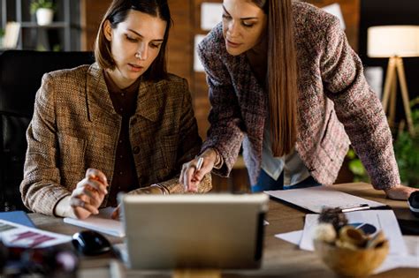 프로젝트 회의를 할 때 문서를 검토하는 두 명의 젊은 사업가 20 24세에 대한 스톡 사진 및 기타 이미지 20 24세 2