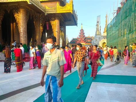 Dvb သီတင်းကျွတ်လပြည့်နေ့ ရွှေတိဂုံစေတီတော် မြင်ကွင်း ဓာတ်ပုံ