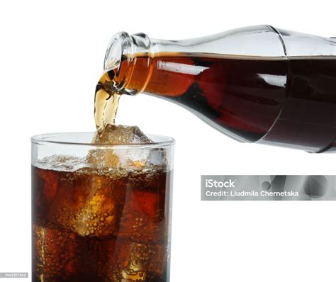 흰색 배경에 얼음 조각이 있는 유리에 병에서 콜라를 붓는 것 근접 촬영 상쾌한 소다수 0명에 대한 스톡 사진 및 기타 이미지