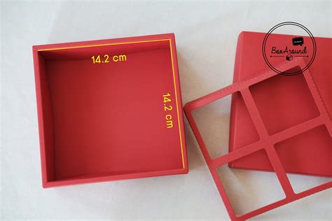 กล่องทรงสี่เหลี่ยมจัตุรัส 4 ช่อง แบบฝาครอบ มีบ่า สีแดง ขนาด 15 5x15 5x5 ซม 5ใบ ราคาแพ็คละ 130