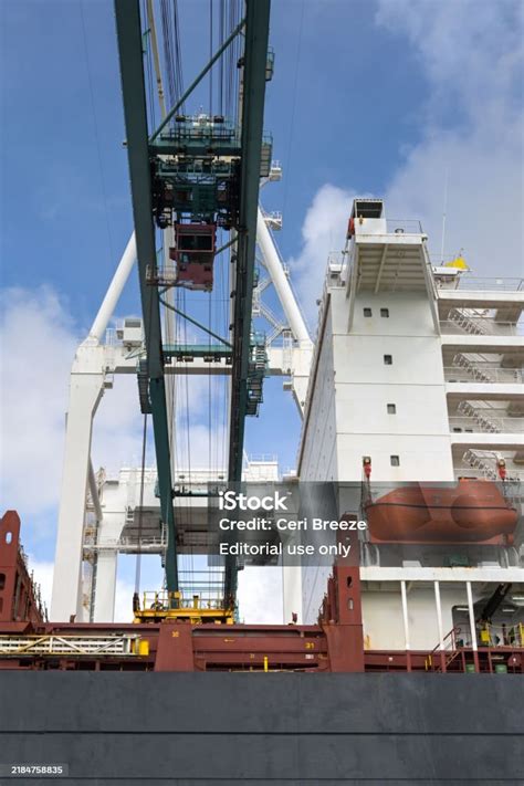 마이애미 항구에서 화물선을 하역하는 컨테이너 크레인 0명에 대한 스톡 사진 및 기타 이미지 0명 Container Crane 계류 Istock