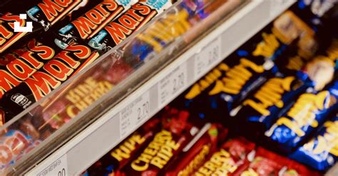 노란색과 빨간색 플라스틱 팩 사진 Unsplash의 무료 음식 이미지