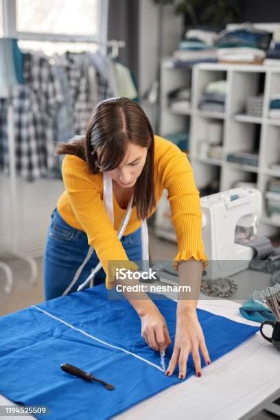 그녀의 스튜디오에 서서 아름다운 나이트 드레스에 대한 파란색 린넨에 그리기 계획에 서 창조적 인 백인 패션 디자이너 갈색 머리에 대한 스톡 사진 및 기타 이미지 Istock