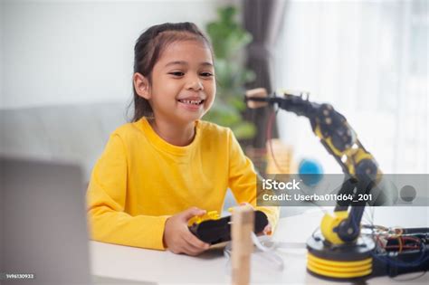 Stem 교육 개념입니다 아시아 학생들은 Stem에서 로봇 팔을 코딩하고 수학 공학 과학 기술 로봇 공학의 컴퓨터 코드를 아이들의 개념으로 코딩하여 집에서 학습합니다 6 7