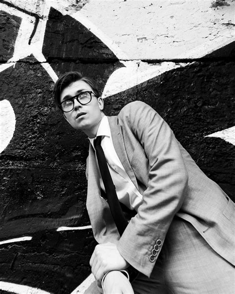 거리 스타일 거리 예술 격식 있는 그래피티 그런지 날씬한 날카로운 남자 넥타이 다이나믹한 대담한 도시 패션 도시의 매우 복잡한 멋진 블랙 앤