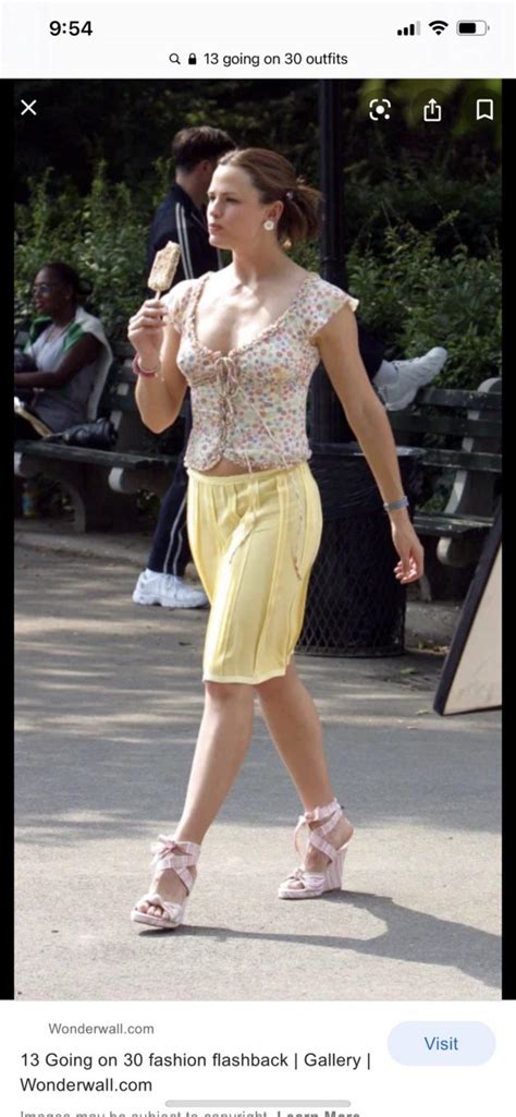 Jennifer Garners Whole Outfit While Eating An Ice Cream Cone In The Park In Going On