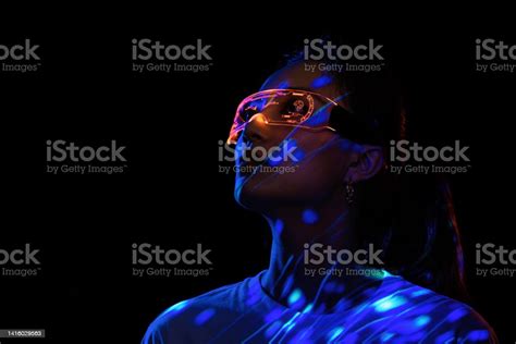 메타버스 디지털 사이버 세계 기술 가상 현실 Vr 고글을 가진 남자 Ar 증강 현실 게임 및 엔터테인먼트 미래지향적 인 라이프 스타일 인공지능에 대한 스톡 사진 및 기타