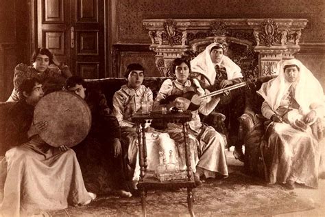 از مطرب تا کفترباز؛ عکس‌هایی از زندگی روزمره در دوران قاجار