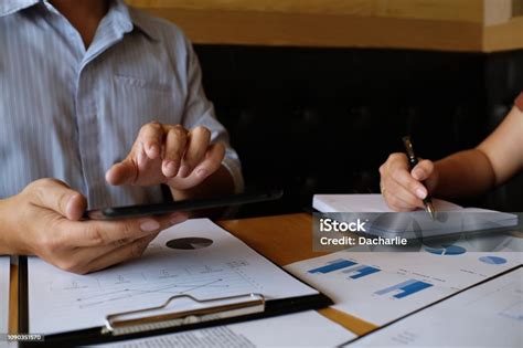 비즈니스 사람들 회의 디자인 아이디어 전문 투자자 프로젝트를 새로운 시작 일 개념입니다 사무실에서 계획 하는 사업 개념에 대한 스톡 사진 및 기타 이미지 Istock
