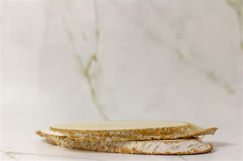 대리석 배경에 화장품이나 향수를 위한 나무 줄기로 만든 나무 연단 연단에 대한 스톡 사진 및 기타 이미지 연단 목재 재료 대리석 Istock