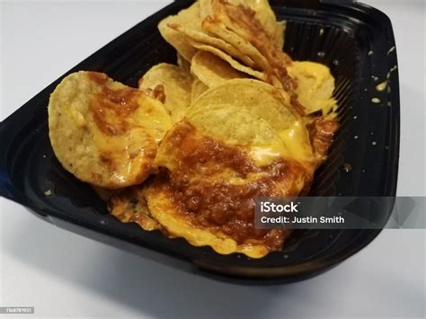 검은 플라스틱 용기에 치즈와 고기 소스를 곁들인 토르티야 칩 나쵸에 대한 스톡 사진 및 기타 이미지 나쵸 건강에 좋지 않은
