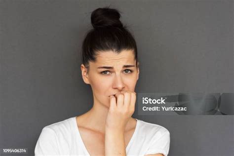 걱정 하 고 슬픈 여자의 초상화 스트레스 손가락 손톱 공황과 혼란된 감정 물린 심각한 흥분된 젊은 여성 걱정과 무서운 감정입니다 사람 라이프 스타일 및 감정 개념입니다 걱정