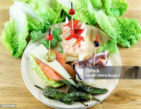 해산물 샌드위치의 구색 멸치 붉은 생선 연어 새우 문어 치즈 녹색 매운 후추샌드위치 나무 배경 건강한 해산물 간식 0명에 대한 스톡 사진 및 기타 이미지 Istock