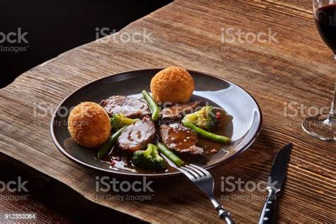 스튜 쇠고기 야채와 나무 테이블에 건조 적포도주의 유리 닫습니다 뜨거운 고기 요리 0명에 대한 스톡 사진 및 기타 이미지 0명 고기 고추류 Istock