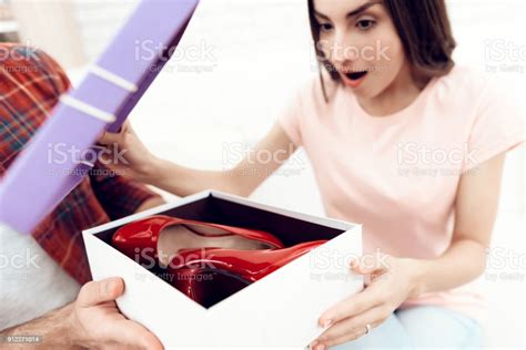 남자는 발렌타인의 날에 그의 여자 친구에 게 선물을 합니다 2명에 대한 스톡 사진 및 기타 이미지 2명 2월 공휴일 Istock