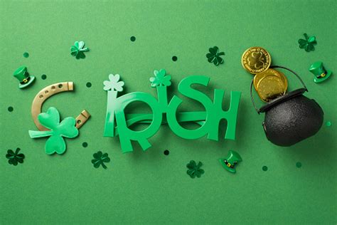 녹색 배경에 클로버와 모자 모양의 동전 청동 말굽과 색종이와 단어 아일랜드어 작은 검은 냄비 모양의 녹색 사치스러운 안경의 상단 보기 사진 3월에 대한 스톡 사진 및 기타