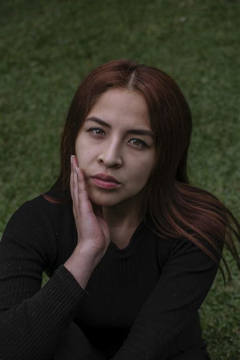 그녀의 얼굴에 손을 가진 여자 사진 Unsplash의 무료 이목구비 이미지