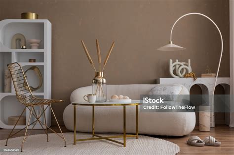 모형 포스터 프레임 Boucle 소파 흰색 랙 대리석 콘솔 원형 깔개 격자 무늬 및 개인 액세서리가있는 따뜻하고 아늑한 거실