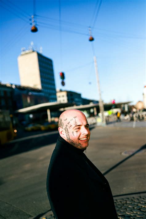 길가에 서있는 얼굴이 칠해진 남자 사진 Unsplash의 무료 남자 이미지