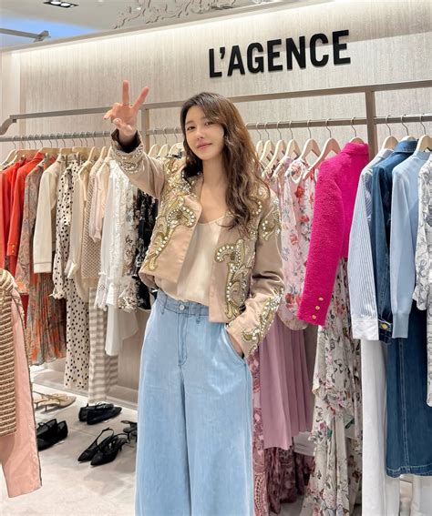 이지아의 이쁨주의보 골드 자켓 과 함께 팬츠핏까지 완벽한 실루엣 Fashionnavi