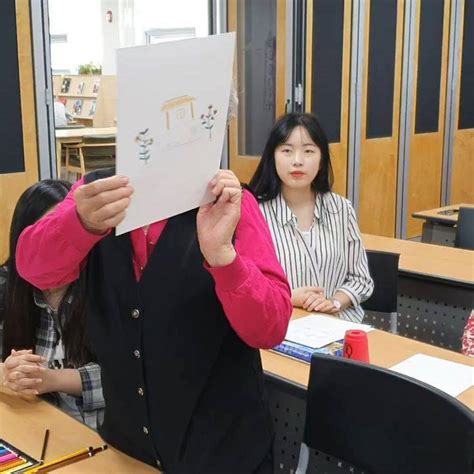 어르신들과 인생 그림그리기 두번째 시간 어린시절 살던 집을 그리며 눈물을 흘리기도 했다 작은 감동이 밀려오는 시간이었다 마을공동체 활동은 이렇게 공동의 추억을 남긴다