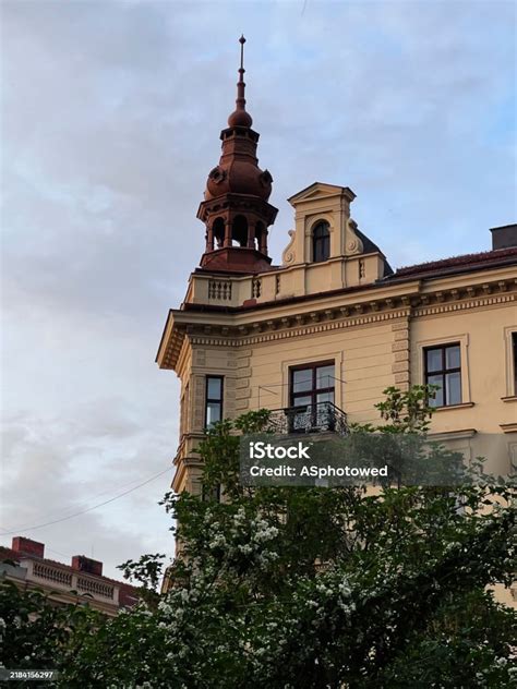 체코 브르노에 있는 화려한 건축물과 무성한 녹지가 있는 유서 깊은 건물 타워 0명에 대한 스톡 사진 및 기타 이미지 0명 개성 개념 건물 정면 Istock