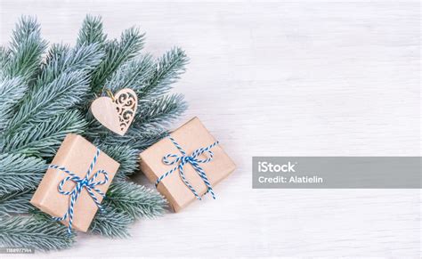 전나무 가지와 선물 상자 선물과 전나무 가지와 가벼운 크리스마스 배경 공간을 복사합니다 화이트 우드 배경 가문비나무에 대한 스톡 사진 및 기타 이미지 Istock