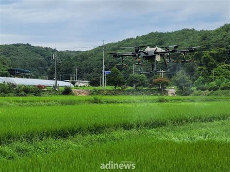 안동시 청춘클로버 방제단 드론으로 농총일손 던다