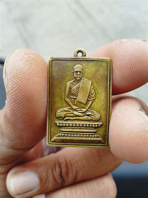 เหรียญฝาบาตรรุ่นสอง หลังยันต์ห้า บล็อคนิยมสุด ไม่มีกลาก ปั๊มพร้อมเนื้อเงิน สร้างปี 2496