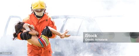 화재와 연기에 소녀를 구하기 위해 소방관 구조 팀 또는 소방관은 화재로부터 생명을 구합니다 소방관 또는 응급 팀 구조 화재로부터 생명을 구하는 사람들 Sos에 대한 스톡