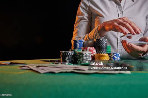 크루피어 셔플 과 카드와 함께 작동합니다 카지노 게임 포커 검은 색 배경에 디자인을위한 공간 가능성에 대한 스톡 사진 및 기타 이미지 Istock